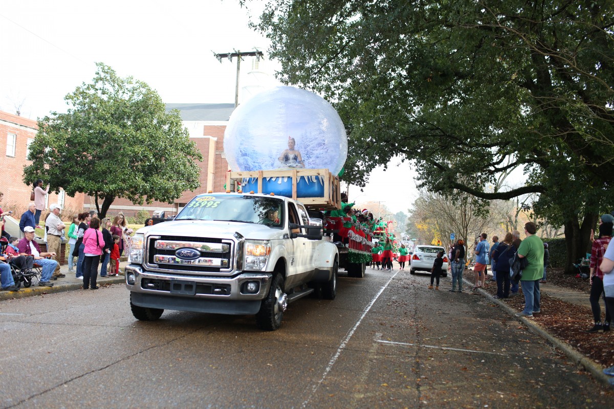 Largest Clinton Christmas Parade Brings Out Crowds - The Clinton Courier