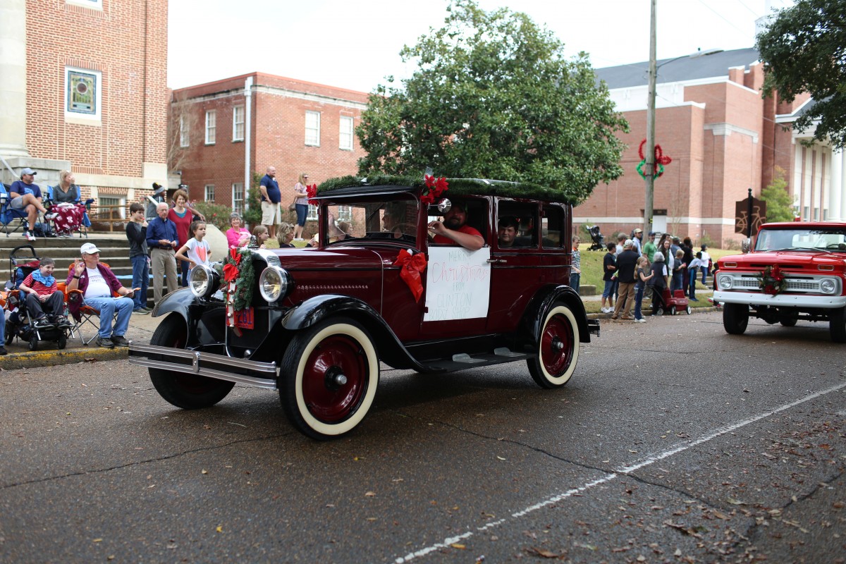 Largest Clinton Christmas Parade Brings Out Crowds - The Clinton Courier