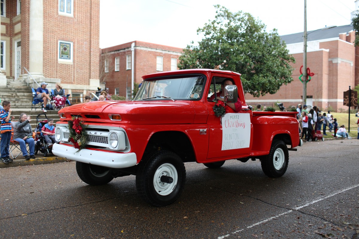 Largest Clinton Christmas Parade Brings Out Crowds - The Clinton Courier