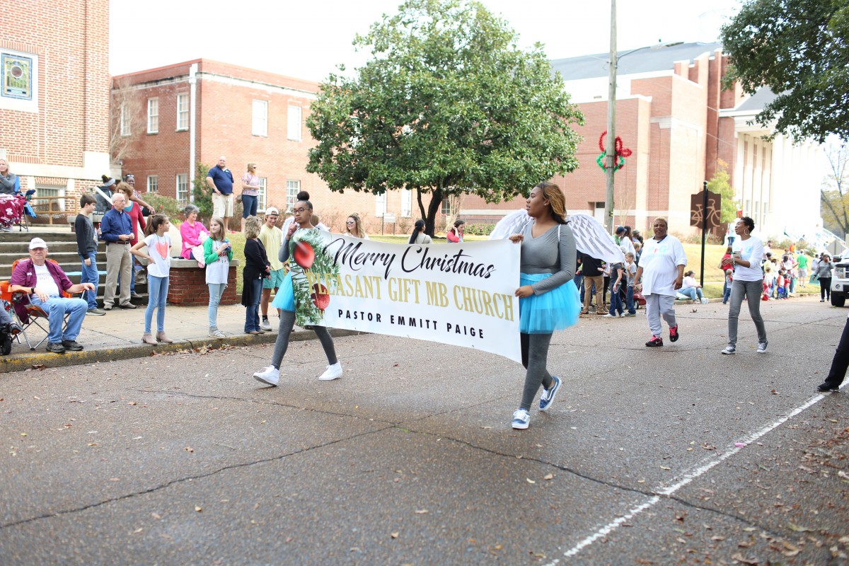 Largest Clinton Christmas Parade Brings Out Crowds - The Clinton Courier
