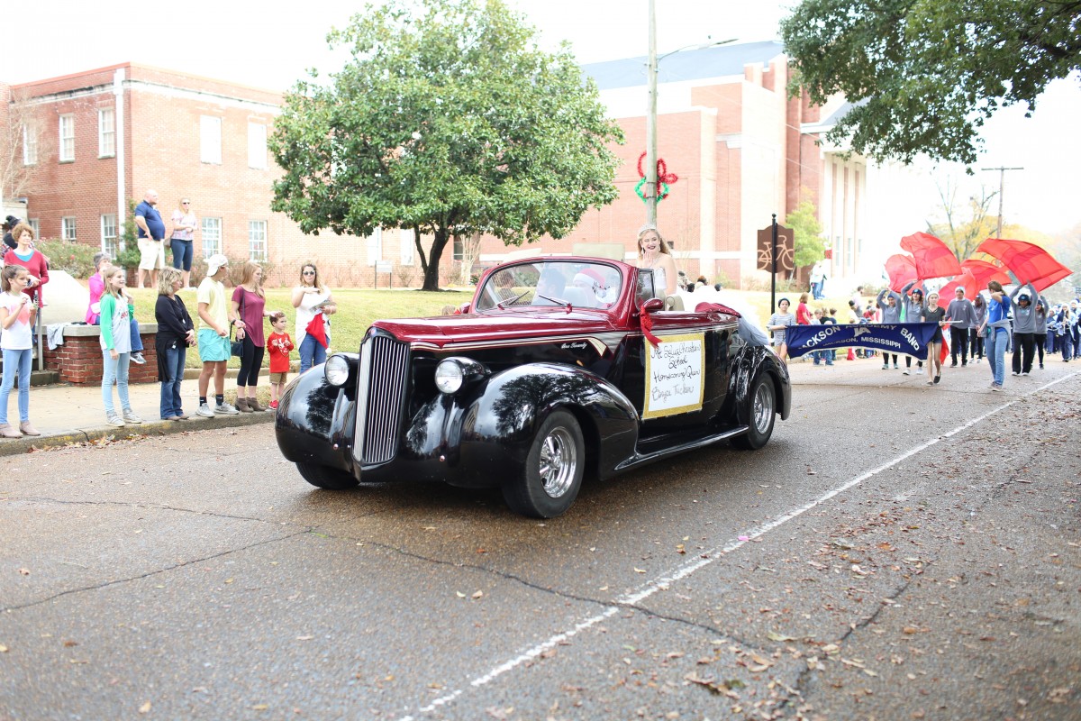 Largest Clinton Christmas Parade Brings Out Crowds - The Clinton Courier