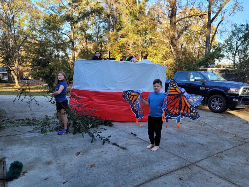 Nature Center parade float a family affair - The Clinton Courier