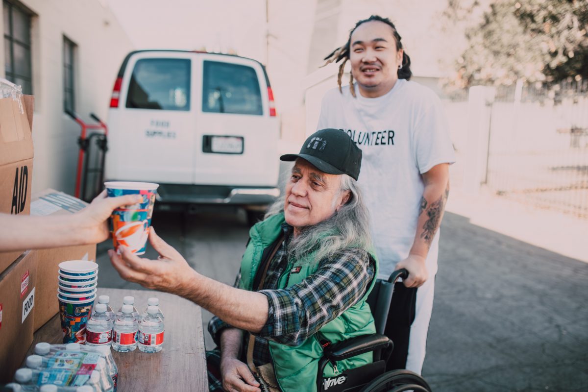 8 Acts Of Kindness That Will Help You Make A Change In Your Community ...