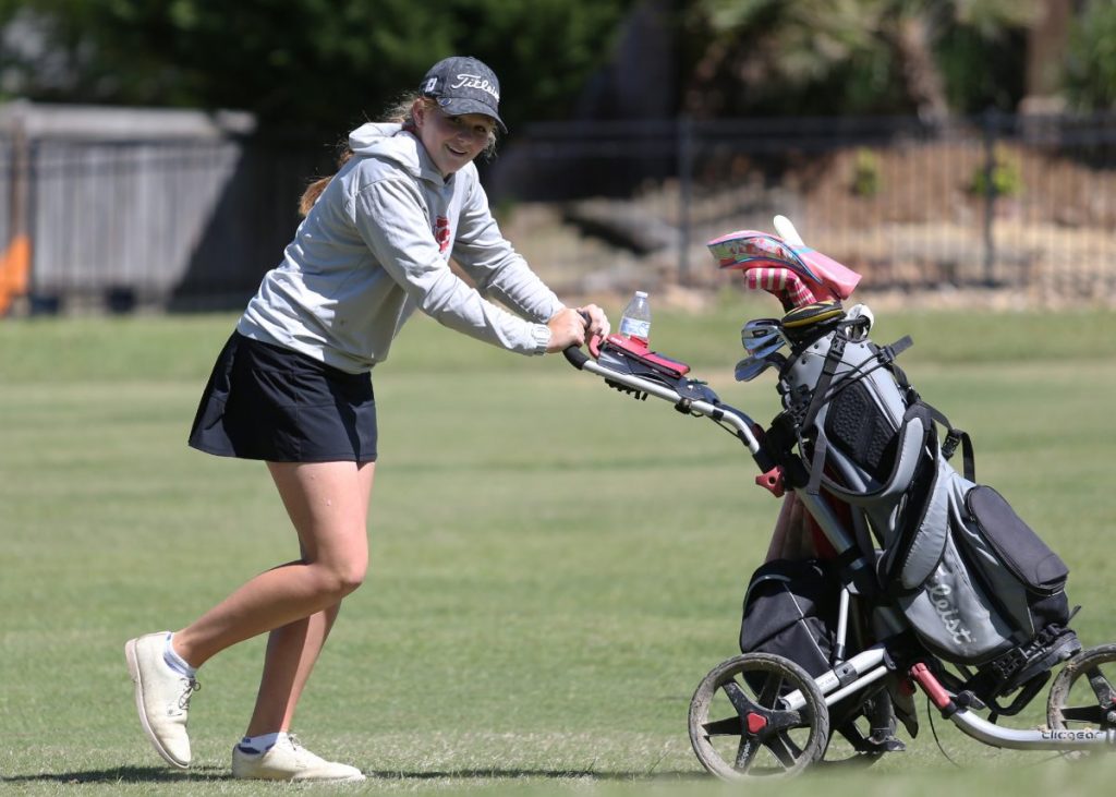 Lady Arrow golfer earns scholarship - The Clinton Courier