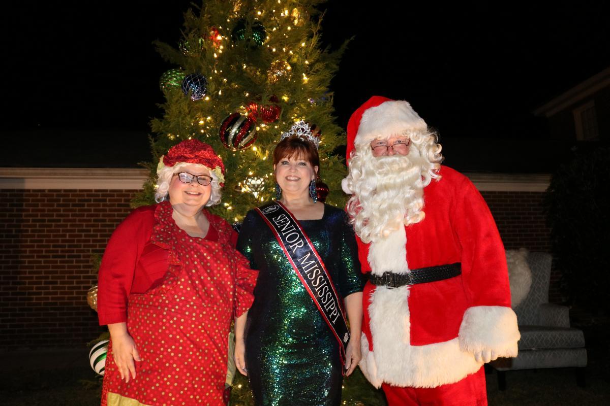 Holiday spirit abounds at Santa Claus Crawl - The Clinton Courier